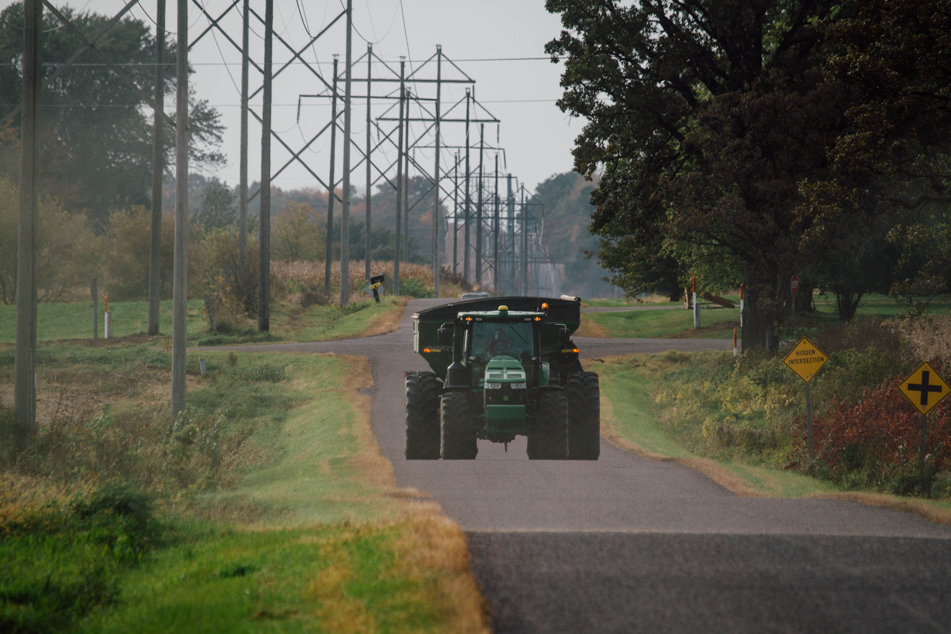 john-deere-tractor-and-hopper-driving-down-country-road-6472 ...